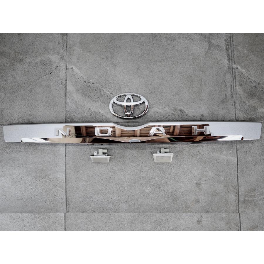 トヨタ ノア DBA-ZRR70G 前期 バックドア メッキ ガーニッシュ 純正品番：76801-28360 ※ オープナースイッチ ...
