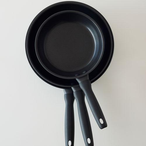 MEYER マイヤー ミッドナイト MIDNIGHT フライパン 26cm pfoaフリー IH対応 ih ガス 両用 焦げ付かない 焦げ付きにくい 硬質アルマイト加工 オールブラック ...