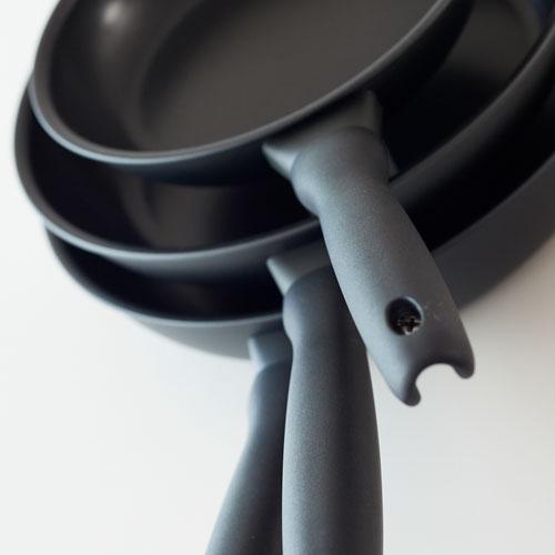 MEYER マイヤー ミッドナイト MIDNIGHT フライパン 26cm pfoaフリー IH対応 ih ガス 両用 焦げ付かない 焦げ付きにくい 硬質アルマイト加工 オールブラック ...