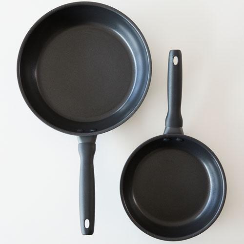 MEYER マイヤー ミッドナイト MIDNIGHT フライパン 26cm pfoaフリー IH対応 ih ガス 両用 焦げ付かない 焦げ付きにくい 硬質アルマイト加工 オールブラック ...