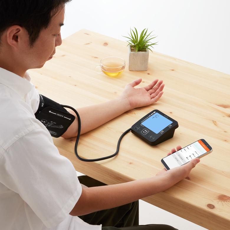 TANITA タニタ 上腕式 血圧計 BP228L 正規品 アプリ スマホ連携 Bluetooth 通信 昇圧式 加圧式 簡単 手軽 正確 電池式 携帯 旅行 収納ケース 黒 BP228L ...