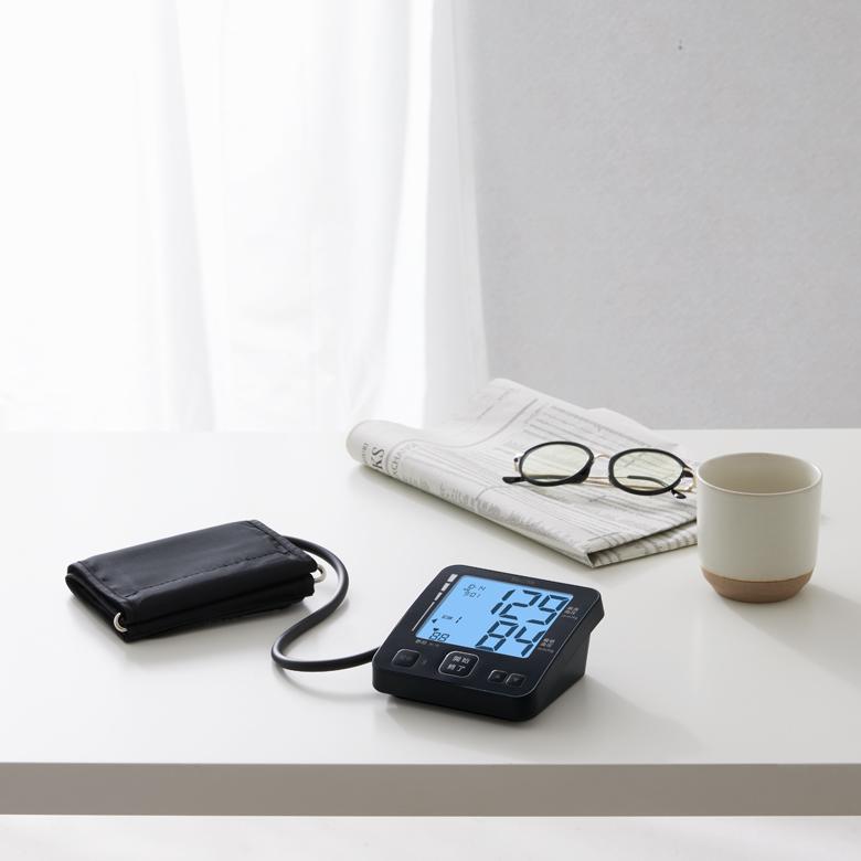 TANITA タニタ 上腕式 血圧計 BP228L 正規品 アプリ スマホ連携 Bluetooth 通信 昇圧式 加圧式 簡単 手軽 正確 電池式 携帯 旅行 収納ケース 黒 BP228L ...