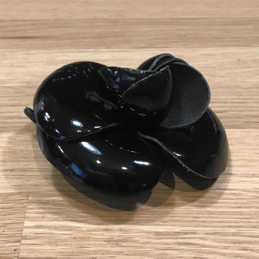 CHANEL（シャネル） 【美品】シャネル カメリア コサージュ ブローチ パンチングココ エナメル ブラック 花 黒 09550 ...