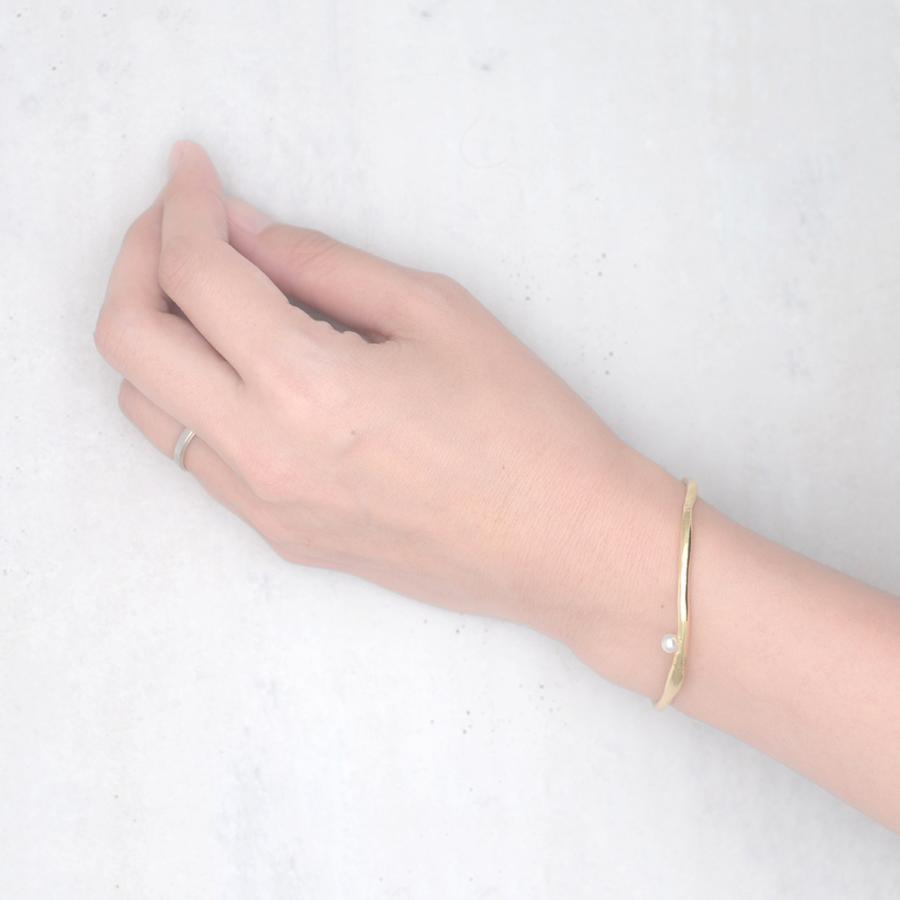 ゆらぎライン バングル 真鍮製 淡水パール 上質 ラウンドフォルム 抜け感 デザインブレスレット レディース / br-025 : coharu pearl - 通販 - Yahoo!ショッピング