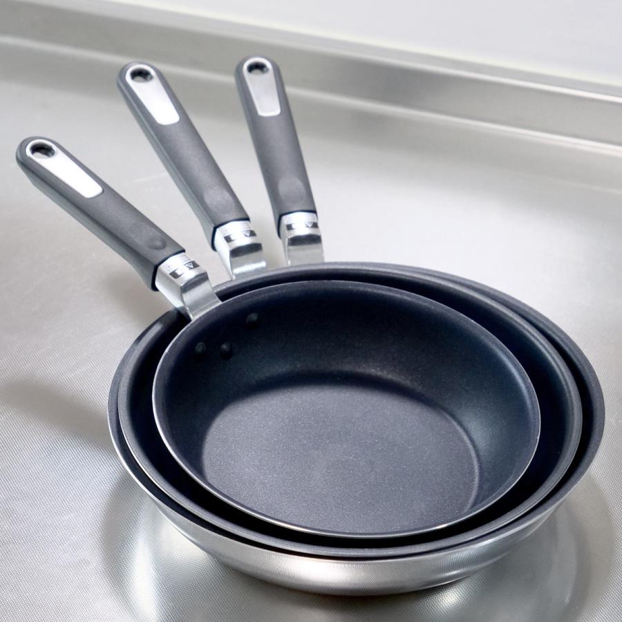 フライパン 22cm IH対応 クワトロプラス 日本製 UMIC ユミック （ ガス火対応 オール熱源対応 炒め鍋 いため鍋 金属ヘラOK ふっ素加工 軽い ） : 404141 : お弁当 ...