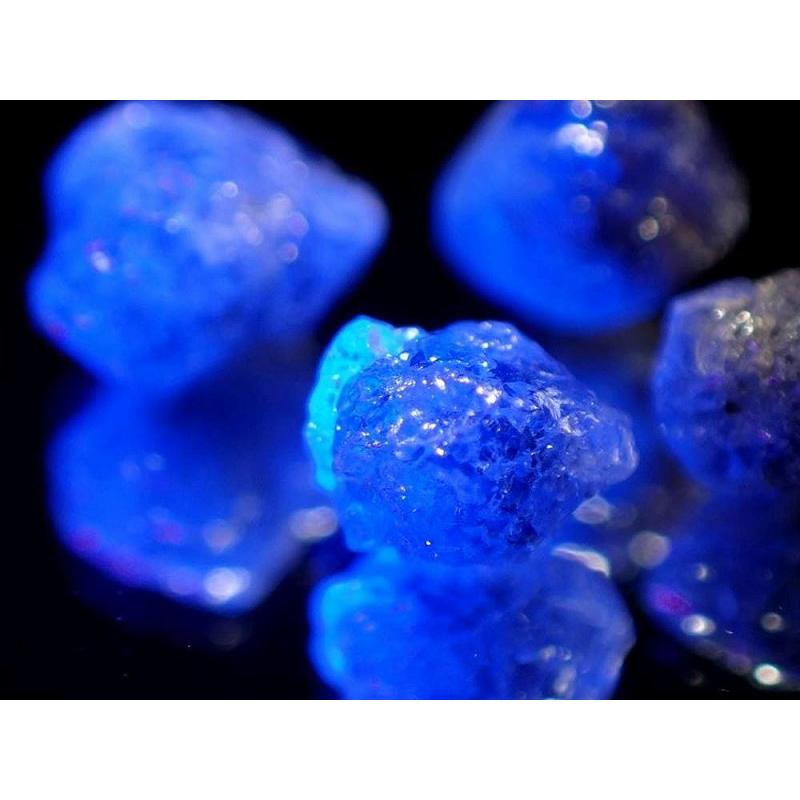 神秘の輝き! 蛍光ダイヤ 天然蛍光ダイヤモンド(金剛石) 結晶原石 青色蛍光タイプ 1個売り 約0.6ct-0.7ct ルースケース付属 コレクター必見 標本にも 1点物 : ge ...