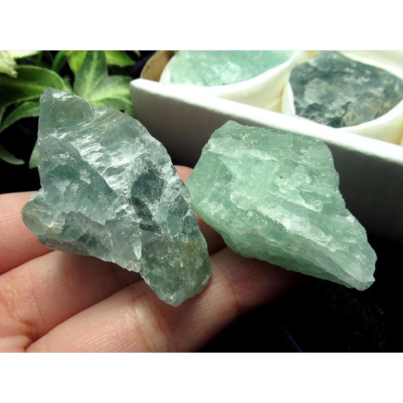 箱売り フローライト ラフ原石タイプ 詰合せ 約800g-900g(12-20個入り)箱サイズ約12cm×19cm 鮮やかなグリーンや紫など ...