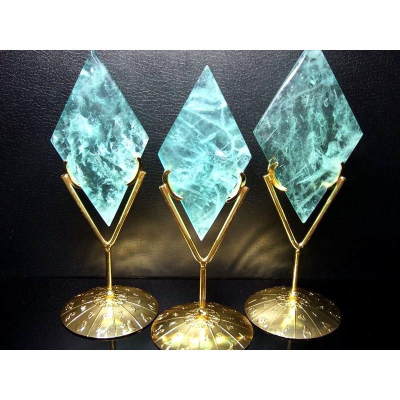 ゴールドカラーの12星座の台座付き 蛍光 エメラルドグリーンフローライト ひし形 置物 石の重さ110g-130g 1個売り : パワーストーン 天然石 ComRose - 通販 ...