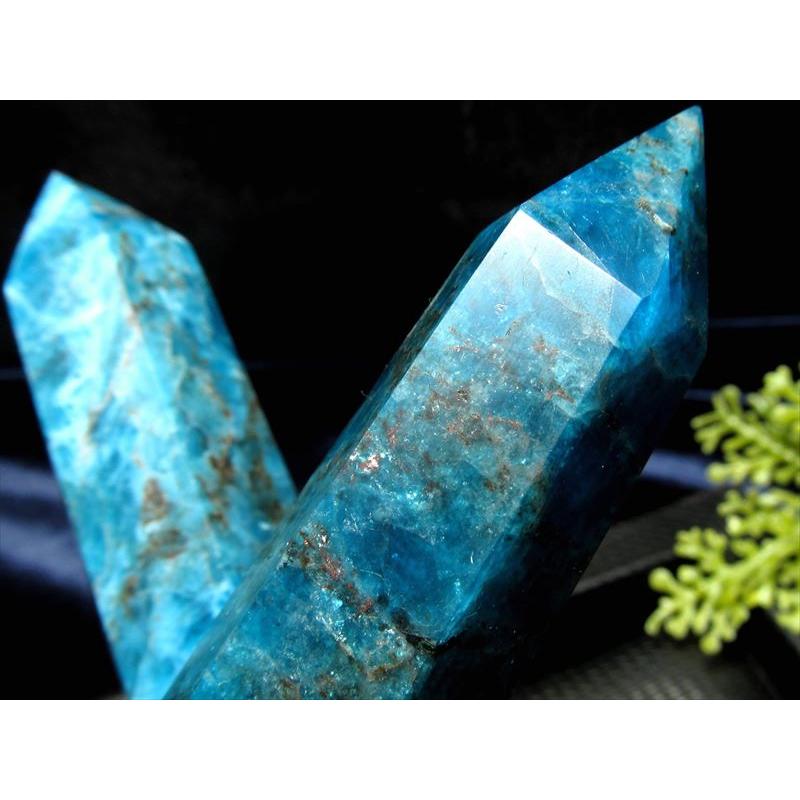 絆を強める石 ブルーアパタイト 六角柱 ポイント置物 1個売り 重さ110g-130g 不安の解消に 深い群青色から水色や緑色のMIXカラー インテリアに 燐灰石 : ok-74542-s ...