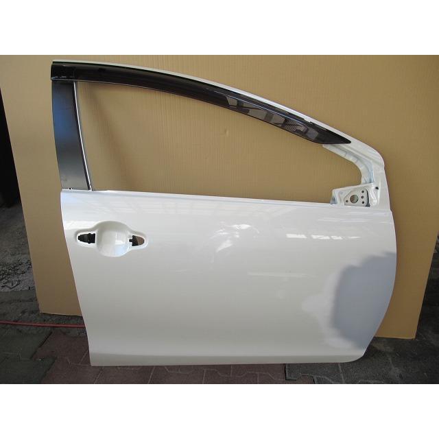 アクア DAA-NHP10 右FドアASSY 67001-52590 333399 : クラウン2号店 - 通販 - Yahoo!ショッピング