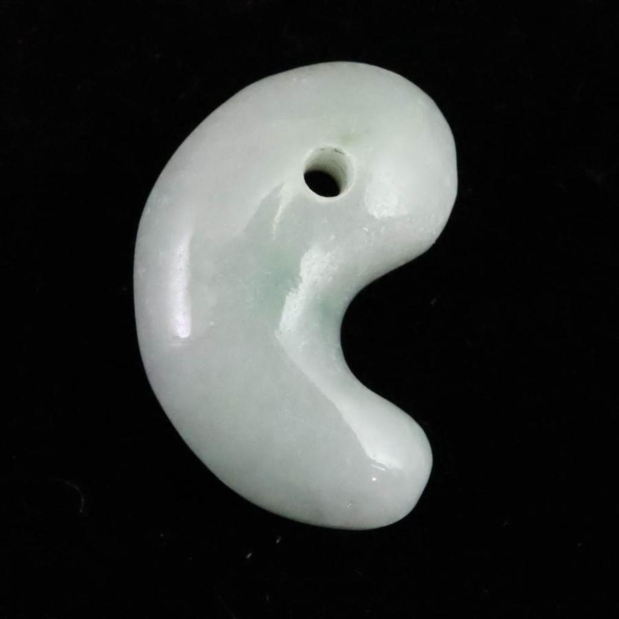 糸魚川翡翠 ヒスイ 小滝産 薄緑 23mm勾玉 ディレクトリカード付 4.61g 【榎本通商83230】 : 榎本通商 - 通販 - Yahoo!ショッピング