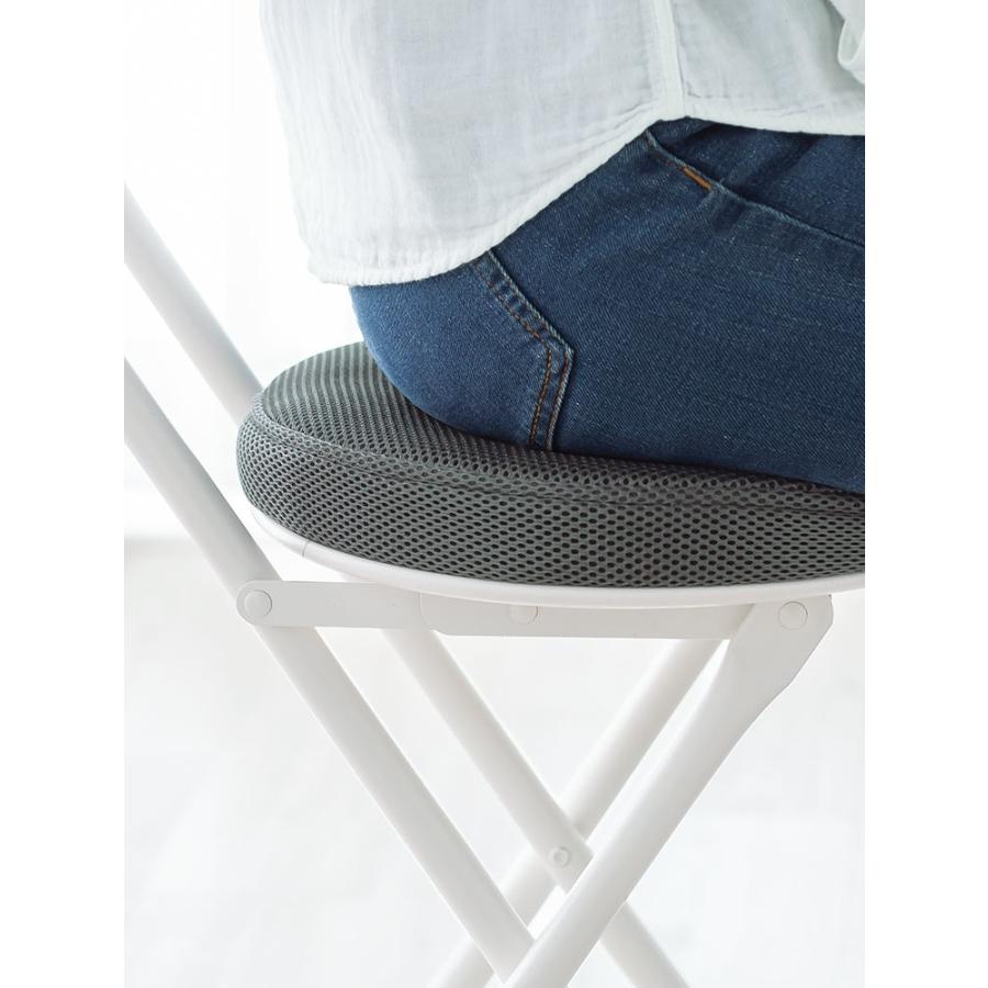 イーサプライ（e-supply） 折りたたみチェア パイプ椅子 背もたれ メッシュ 耐荷重100kg 座面高47cm スリム 軽量 クッション 持ち運び キッチン 完成品 スツール EEX ...