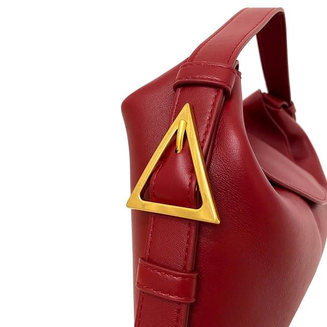 ボッテガ ヴェネタ ハンドバッグ クレードル ボルドー ゴールド 680058 未使用 美品 ラムスキン レザー Sランク BOTTEGA VENETA サイド トライアングル ロゴ レア フラップ 本革 シンプル ゴールド金具 人気 お洒落 高級感 上品 ブランド 本物 鑑定済み BOTTEGA VENETA（ボッテガ・ヴェネタ） ボッテガ ヴェネタ