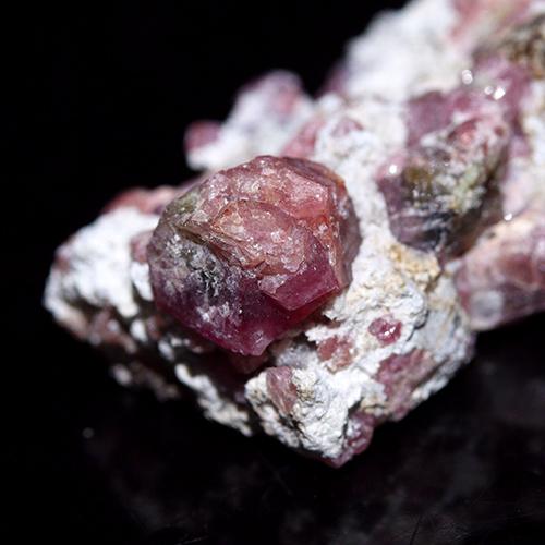 〔D131-18〕ピンクガーネット メキシコ産 シエラ・デ・クルセス Pink Garnet 鉱物 原石 標本 : シルワティリア - 通販 - Yahoo!ショッピング