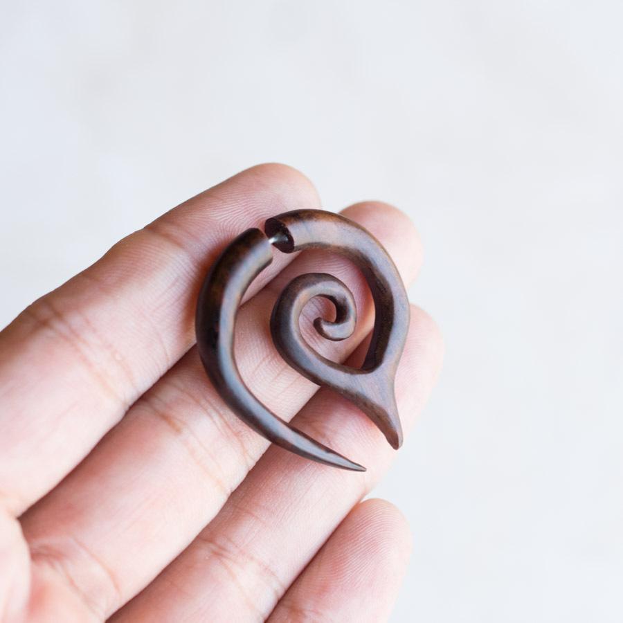 ウッドトライバルピアス S014 フェイクゲージ 20G 木製 民族模様 金属アレルギー対応 ボディピアス : Freaky Hands - 通販 - Yahoo!ショッピング
