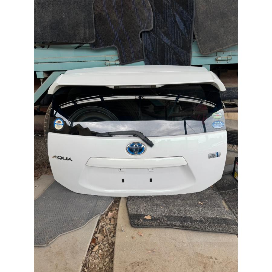 トヨタ アクア S 前期 (NHP10) 純正 リアゲート バックドア 082 ライムホワイトパールクリスタルシャイン 67005-52D10 b9058-gyr : GEKIYASU ...