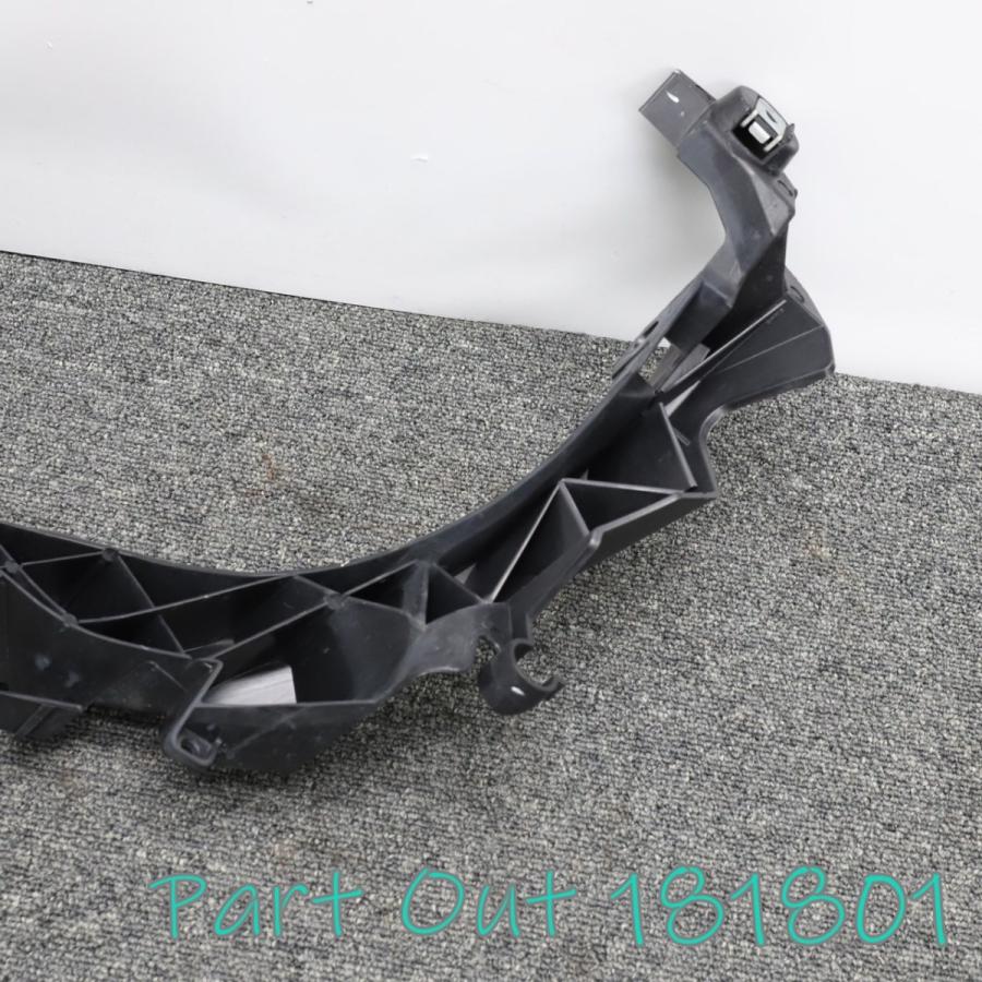 BMW [B-16]BMW 320i LCI 右 ヘッドライトアーム リテーナー ガイド 51647138402 E90 PG20 後期 中古 ...