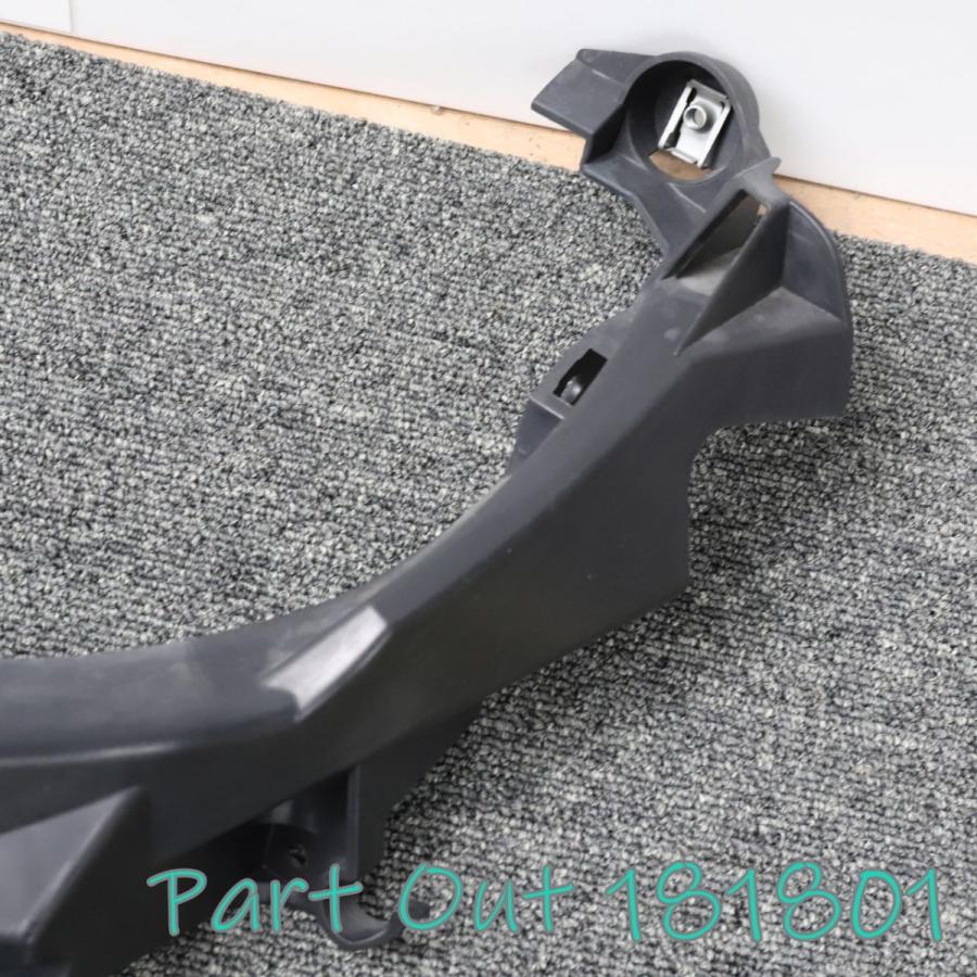BMW [B-16]BMW 320i LCI 左 ヘッドライトアーム リテーナー ガイド 51647138401 E90 PG20 後期 中古 ...