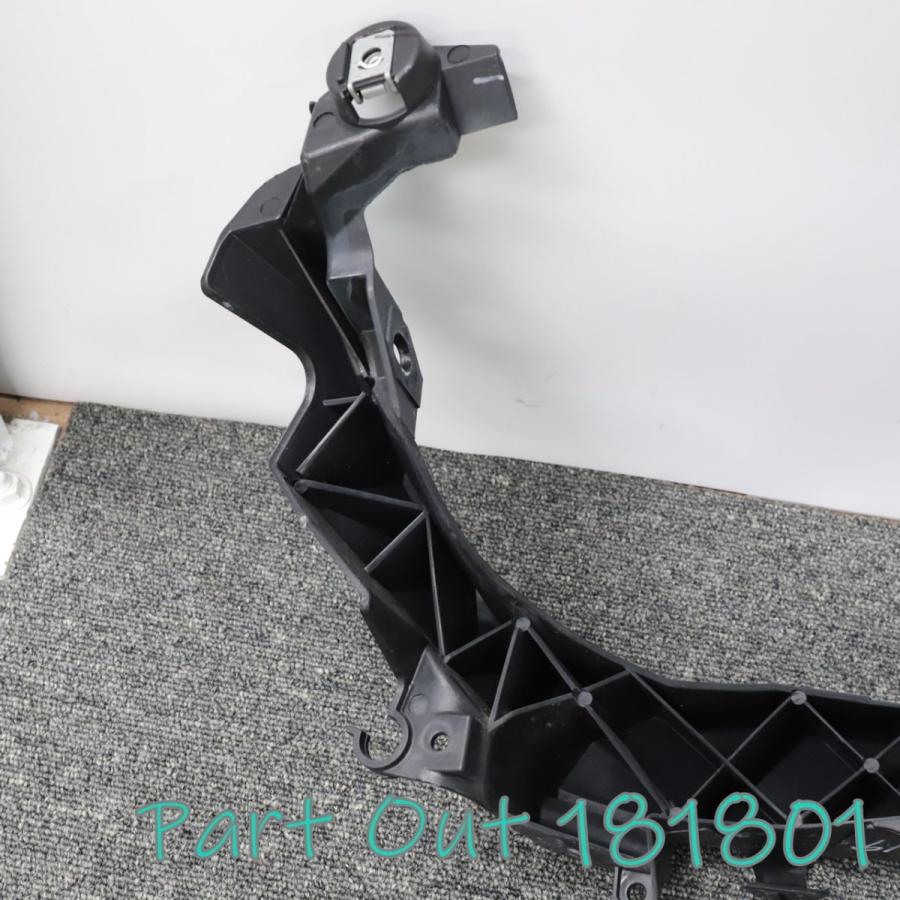 BMW [B-16]BMW 320i LCI 左 ヘッドライトアーム リテーナー ガイド 51647138401 E90 PG20 後期 中古 ...