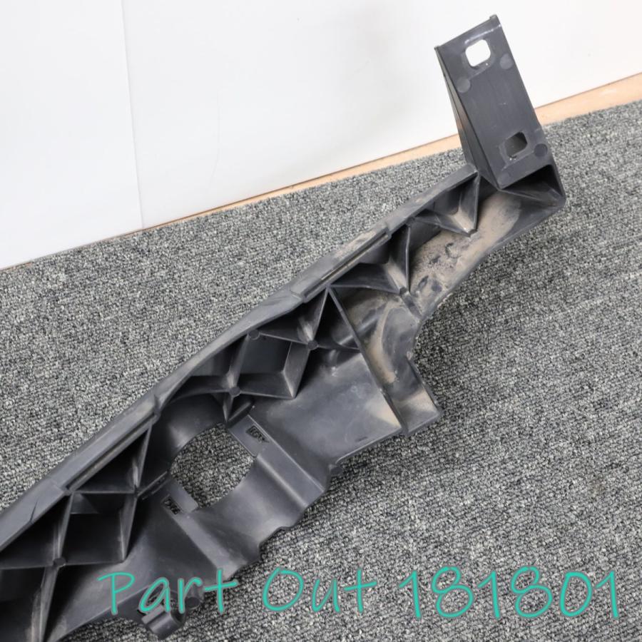 BMW [B-16]BMW 320i LCI 左 ヘッドライトアーム リテーナー ガイド 51647138401 E90 PG20 後期 中古 ...