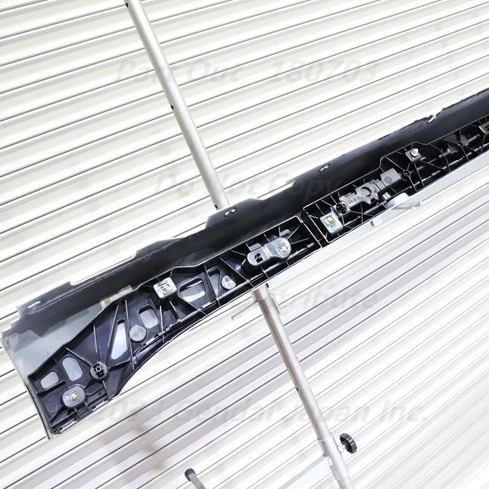 BMW [B-23] G31 JM30 540i 300 右サイドステップ サイドスカート 51778073134 リテーナー アンテナ付き ...