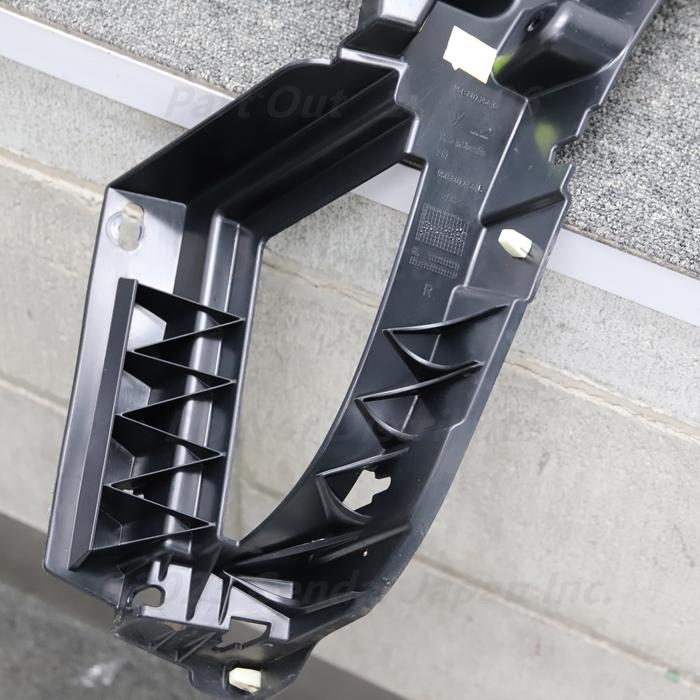 PORSCHE [P-16]マカン ターボ 95B 右リア バンパーリテーナー ブラケット 95B807254C 95B807572A ...