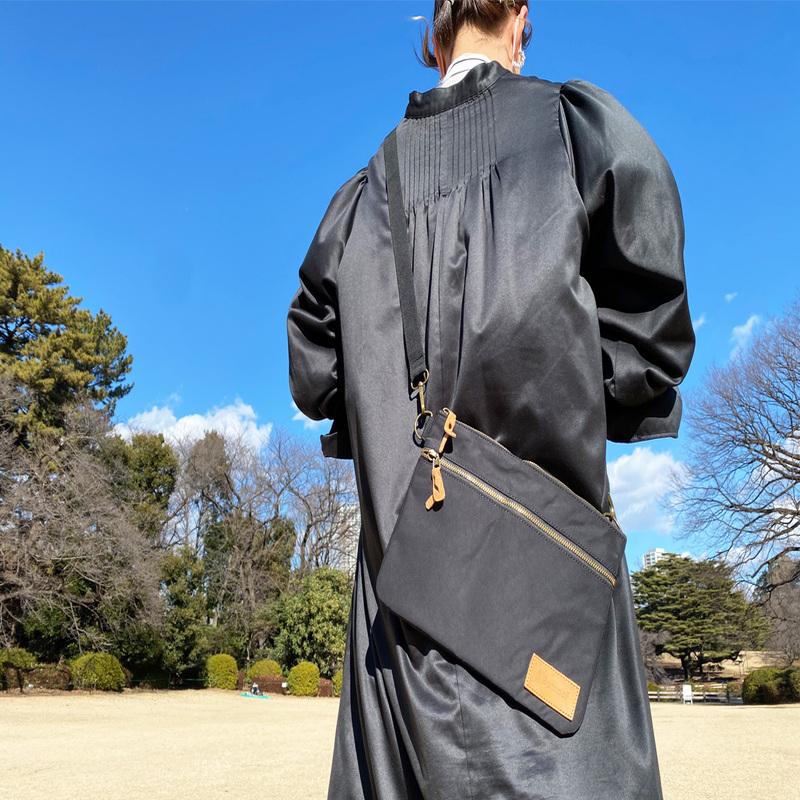 Chrisandra（クリサンドラ） ショルダーバッグ Be proof ビープルーフ ショルダー サコッシュ 斜め掛け ファスナー ボタン ...