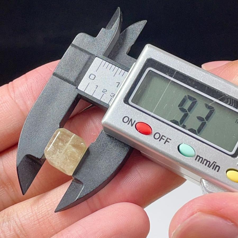 PROME 天然石 一点物 リビアングラス キューブカット 手彫り 貫通孔 NO.V2418 : 天然石工場直売店 PROME - 通販 ...