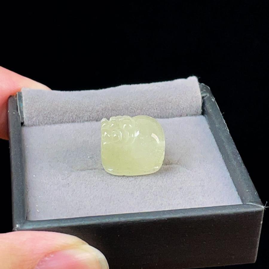 PROME 天然石 一点物 高品質 リビアングラス 貔貅 手彫り 貫通孔 NO.V6561 : v6561 : PROME 天然石 - 通販 ...