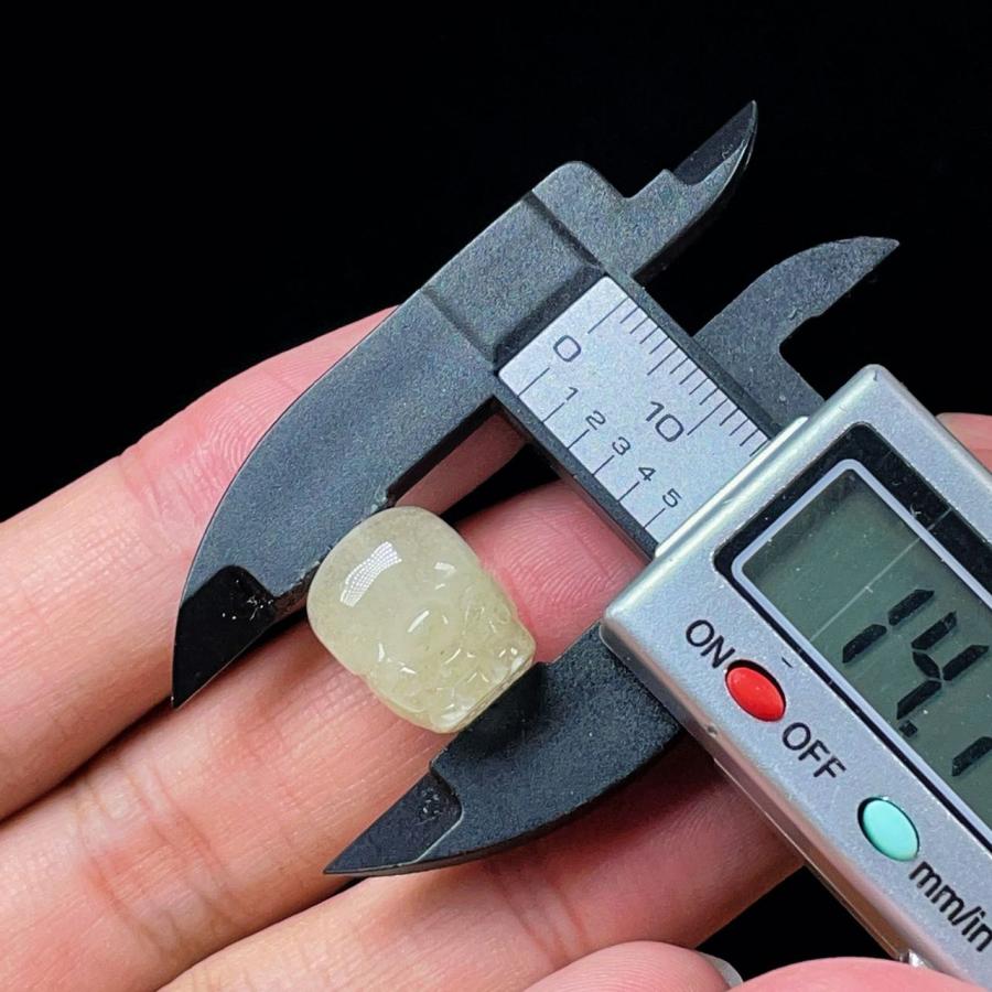 PROME 天然石 一点物 高品質 リビアングラス 貔貅 手彫り 貫通孔 NO.V6561 : v6561 : PROME 天然石 - 通販 ...