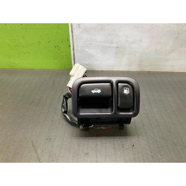 ローレル GF-HC35 トランクフューエルリッドスイッチ : 長崎リパーツ ヤフーショップ - 通販 - Yahoo!ショッピング