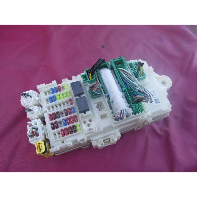 フィット DAA-GP5 ヒューズボックス :000223024267800:株式会社萩尾商会 - 通販 - Yahoo!ショッピング
