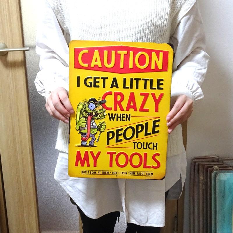 アメリカン レトロ ブリキ看板 ビンテージ Caution Crazy My Tools アンティーク ガレージ プレート 壁飾り かわいい ...
