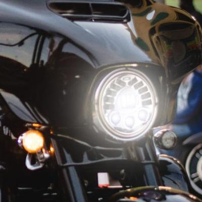 Custom Dynamics PROBEAM 7インチ・アダプティブLEDヘッドライト H4コネクター変換ハーネス付 クローム : HD ...