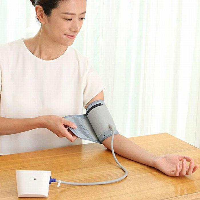 オムロン OMRON 血圧計 HEM-7126 上腕式 管理医療機器 簡単 血圧測定器 家庭用 軽量・コンパクト 液晶 見やすい シンプル ...