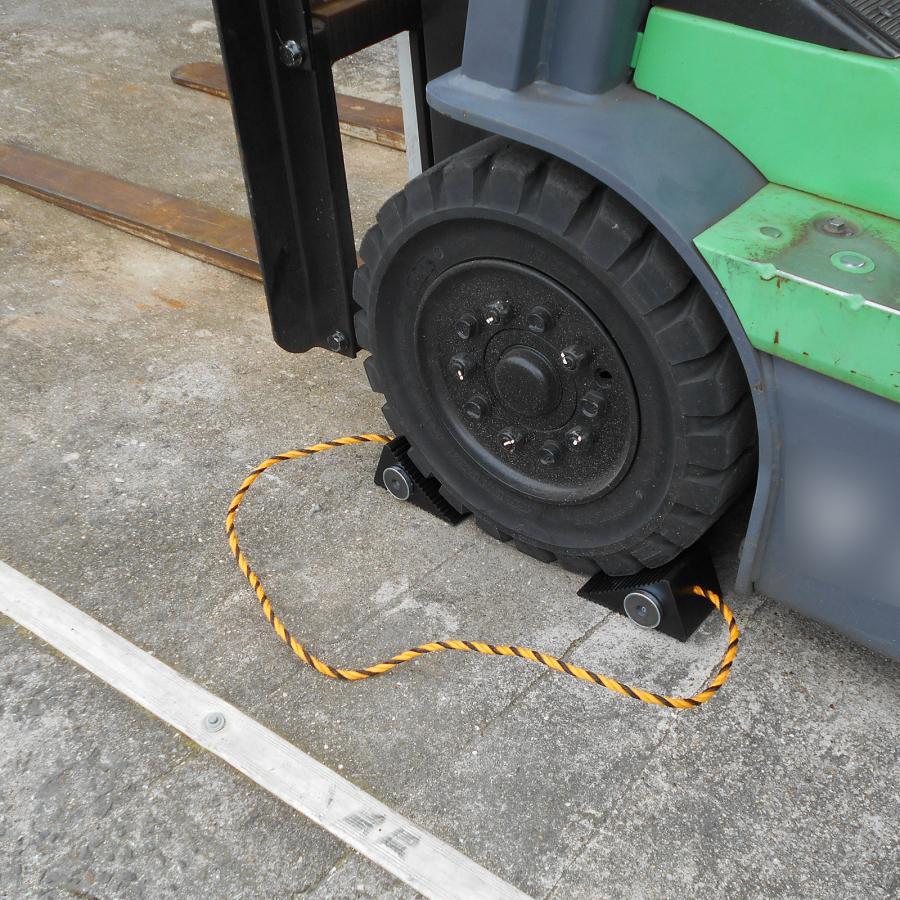 歯止め フォークリフト用 マグネット付き 黒 ダブル 2個組 ロープ付 ワイド 合成ゴム製 W75×D124×H66mm yh1351 : カーブミラー・防犯のホップストア - 通販 ...