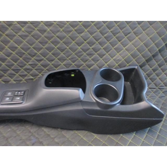 アクア DAA-NHP10 コンソールボックス 082 58911-52211 58905-52050 : ほりおパーツヤフー店 - 通販 - Yahoo!ショッピング