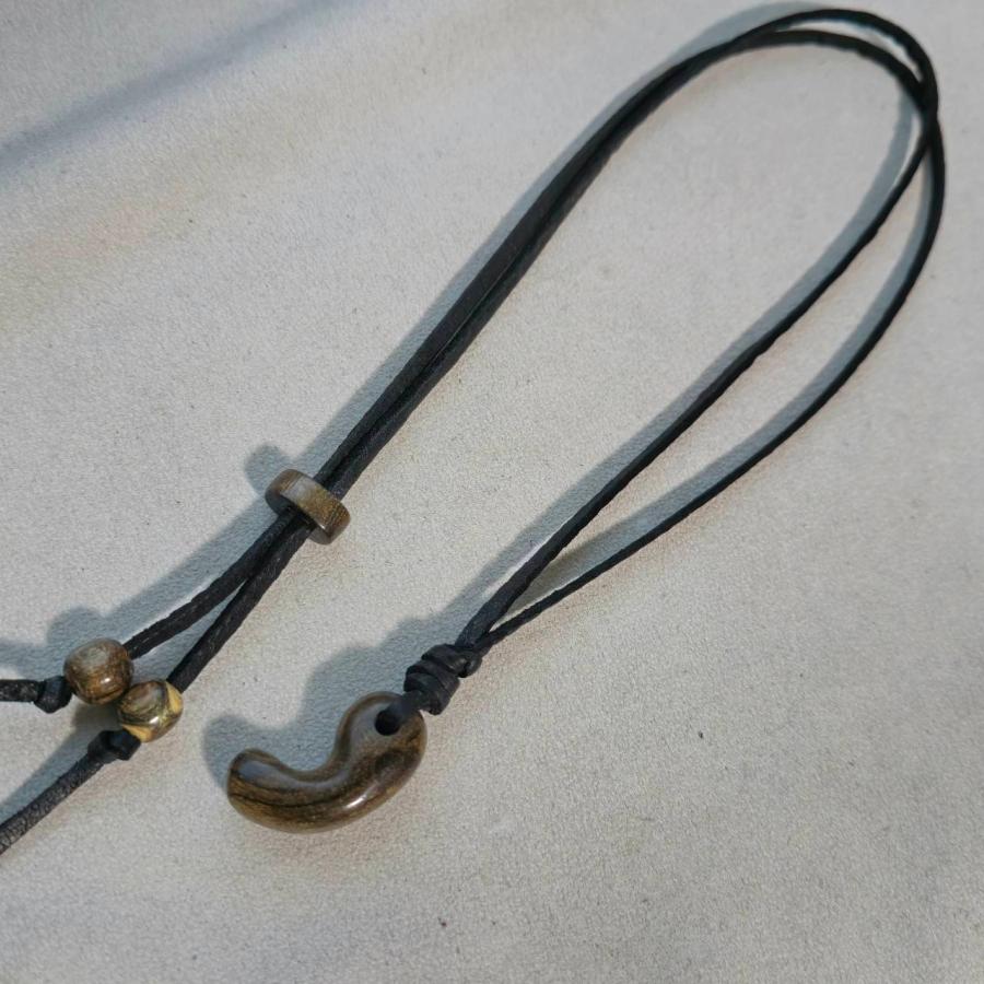 虹彩珊瑚の勾玉ペンダント : 鹿角工房～イランカラプテ～ - 通販 - Yahoo!ショッピング