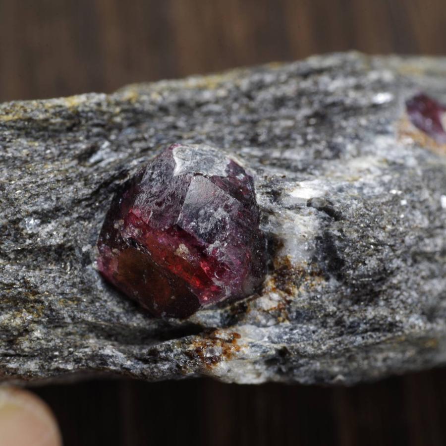 アルマンディンガーネット 母岩付き2 アメリカアラスカ産 Almandine Garnet 写真現物 動画あり :spcn-garnet-2201pr21088-2:いしのみせ TENDER ...