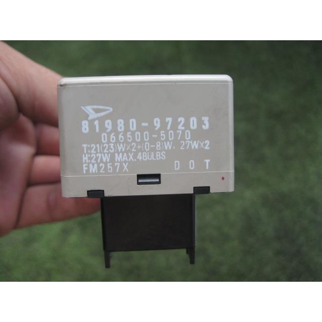 ネイキッド Gフロント-L750S (フラッシャーリレー)/8P/(DENSO 95311 : 伊藤商会 ヤフー店 - 通販 - Yahoo!ショッピング