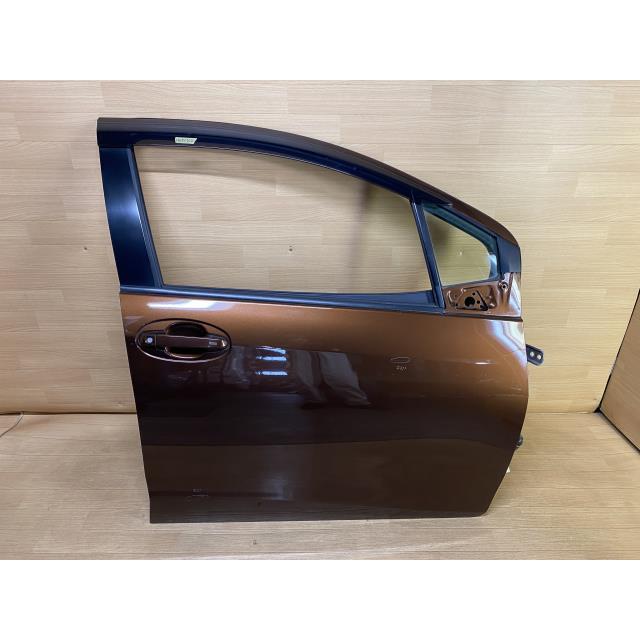 ヴィッツ DBA-NSP135 右FドアASSY 4U3 M2H3K 67001-52500 : 株式会社イワマワークス - 通販 - Yahoo!ショッピング