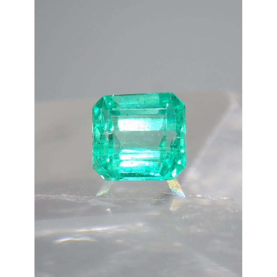 肉厚なエメラルド 0.55ct ルース【−】 : SecretBase河原宝飾 - 通販 - Yahoo!ショッピング