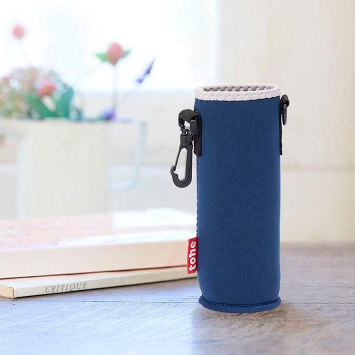 tone スタンディングボトルカバー ショルダー 500ml ネイビー TC-27 キッチン 水筒 持ち歩き 取っ手付き 自立 直径6.5cmまで 肩ひも 80cm から 150cm まで ...
