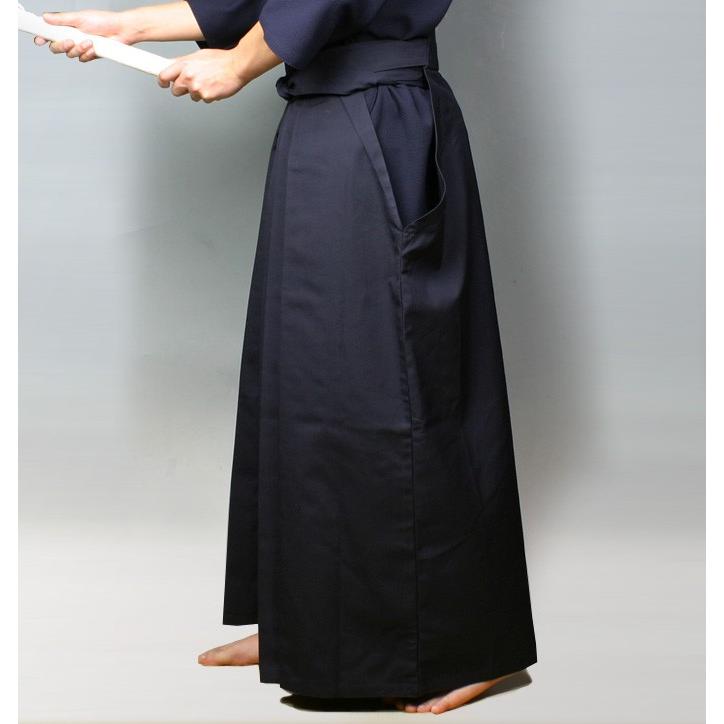 剣道屋 紺色 新特製 テトロン剣道袴 【5文字無料+ワンポイント刺繍無料