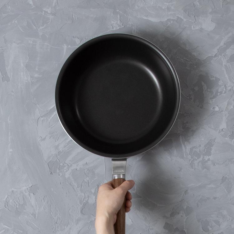 KEYUCA（ケユカ） キッチン用品 調理用品 キッチングッズ 直火用 フッ素樹脂加工 アルミニウム｜ 極厚アルミシルクフライパン 27cm : KEYUCA Yahoo!ショッピング店 ...