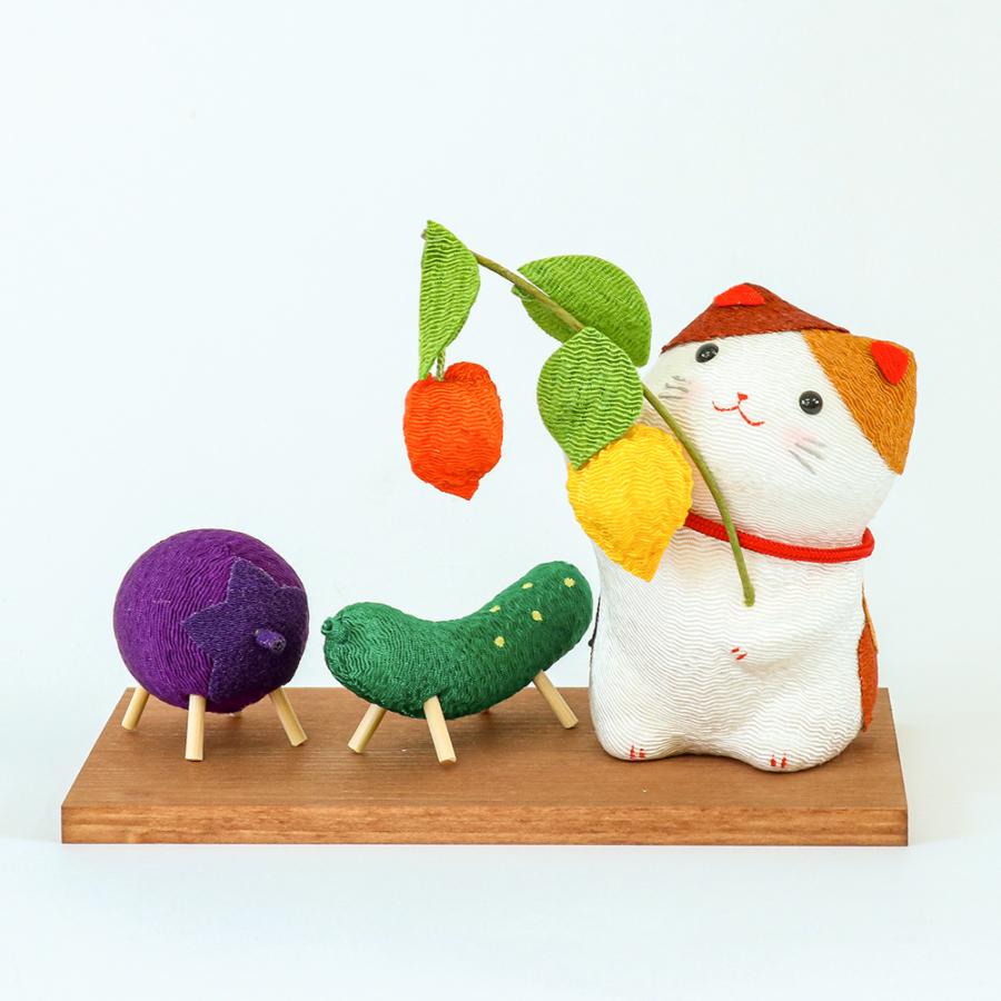 なーむくまちゃん工房 お盆飾り ちりめん 三毛猫とお盆飾り (40-889) ペット 供養 縮緬 牛 馬 茄子 胡瓜 ほうずき 猫 精霊棚 盆提灯 初盆 新盆 日本製 国産 : 仏壇・位牌 ...