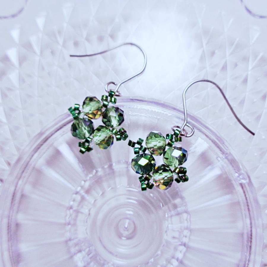 P1358-8S-GR 金属アレルギー対応 金アレ サージカルステンレスピアス ピアス ビーズステッチ ラスティックグリーン ひし形 ダイヤ ...