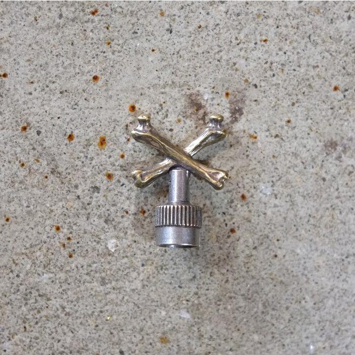 UNCROWD BLUCO(アンクラウド)【UC-903】【VALVE CAP -cross bone-】バルブキャップ真鍮製 ...