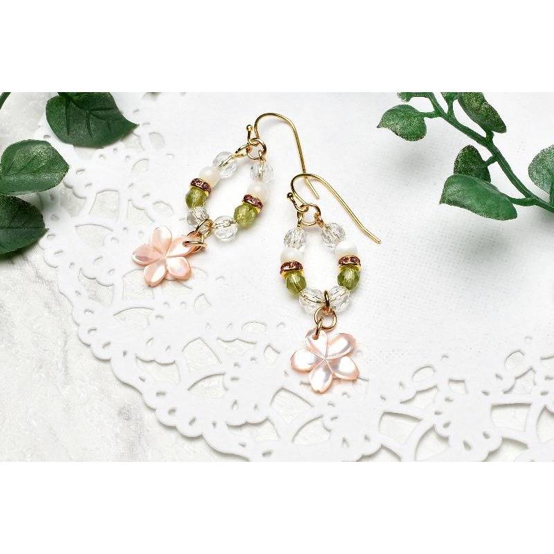 桜の華やかピアス マザーオブパール×ペリドット当店オリジナルデザイン ピアス _A1203 :A1203:ラトリエ - 通販 - Yahoo!ショッピング