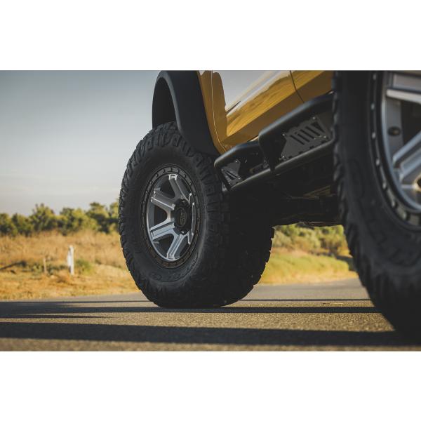 新作 チューナーサイズ マシーン KMC KM551 OUTRUN 9.0J 18in IS18 139.7 トライトンGSR プラド ...